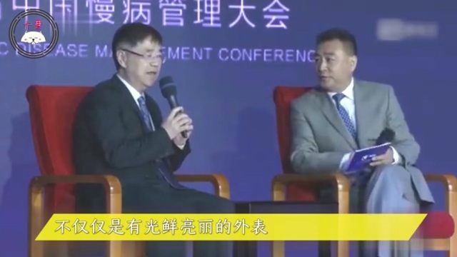 他是央视前主持人,母亲曾任清华校长,因太优秀58岁无人敢嫁?