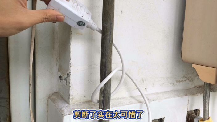 遇到电源线插头拿不出来,先不要剪?20年家电师傅教你巧妙取插头