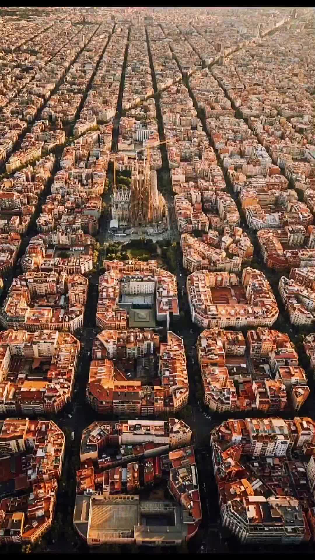 #巴塞罗那 城市布局街道井井有条,白天像棋盘,晚上像电路板,在世界...