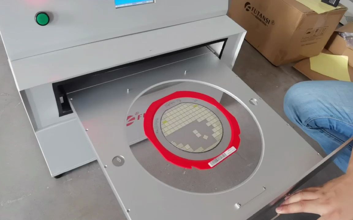 UV解胶机是全自动化解胶设备,用于降低和消除UV薄膜和切割薄膜胶带...