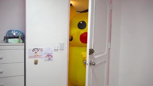 快乐的皮卡丘来叫韩国宝蓝起床了!萌萌的外表唱着儿歌太可爱了!
