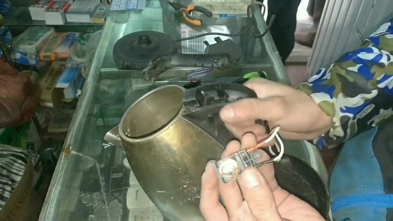 热水壶通电能加热,水烧开不跳闸,这个故障换掉一个零件就好了