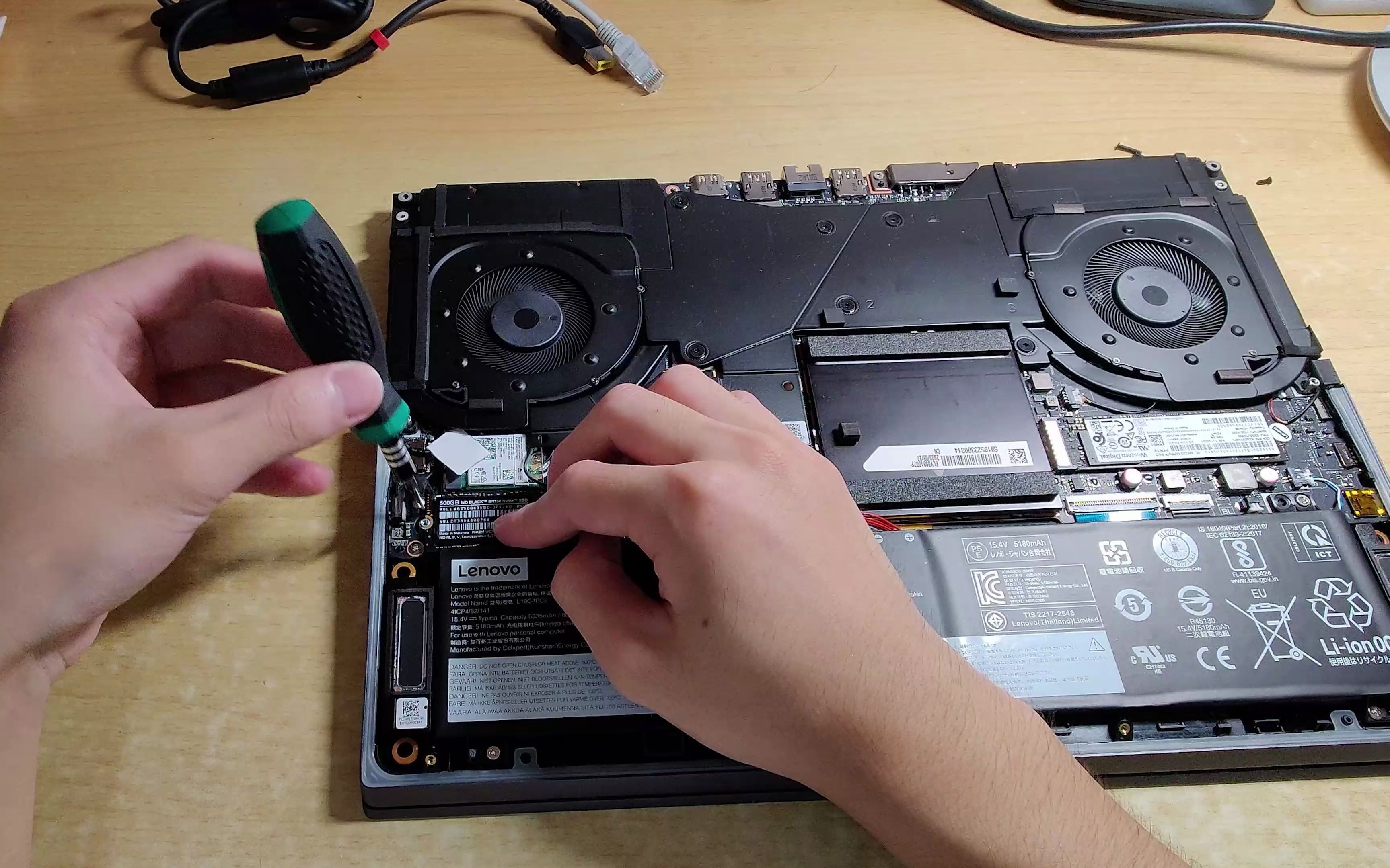 联想拯救者Y9000K安装西部数据SN750固态硬盘