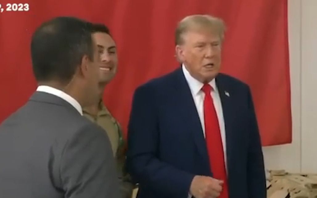 特朗普与德克萨斯州长格雷格·阿博特一起为得克萨斯州国民警卫队和...