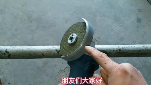 角磨机切割金属材料火花方向错误,卡片反弹伤人!教你正确使用它