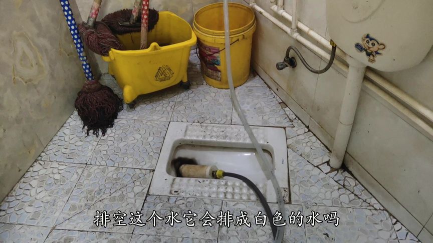 暖气原来是这样清洗的,洗出来的水浑浊发黄