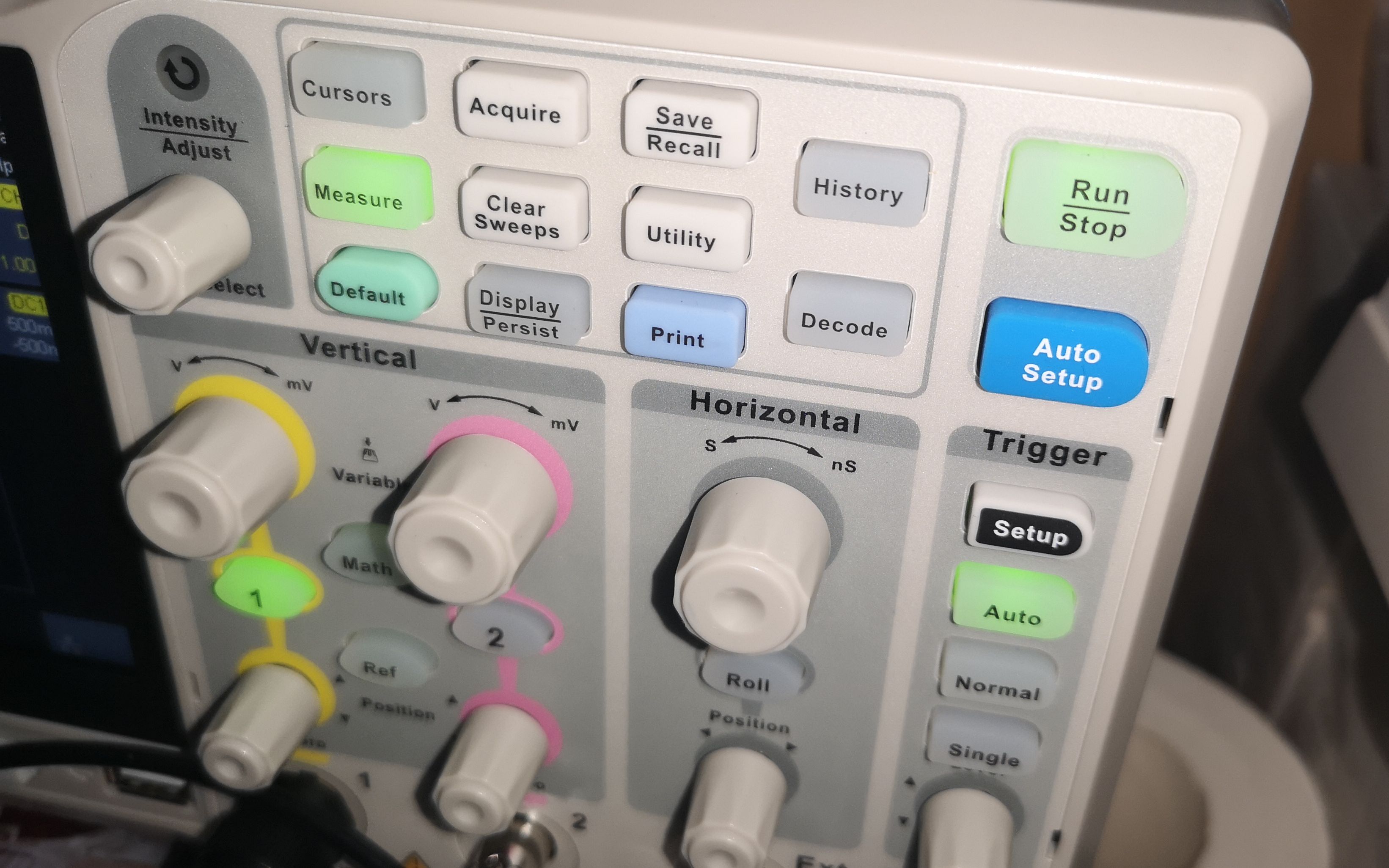 用手指直接触摸示波器探头会出来一个什么波形,看了你就知道