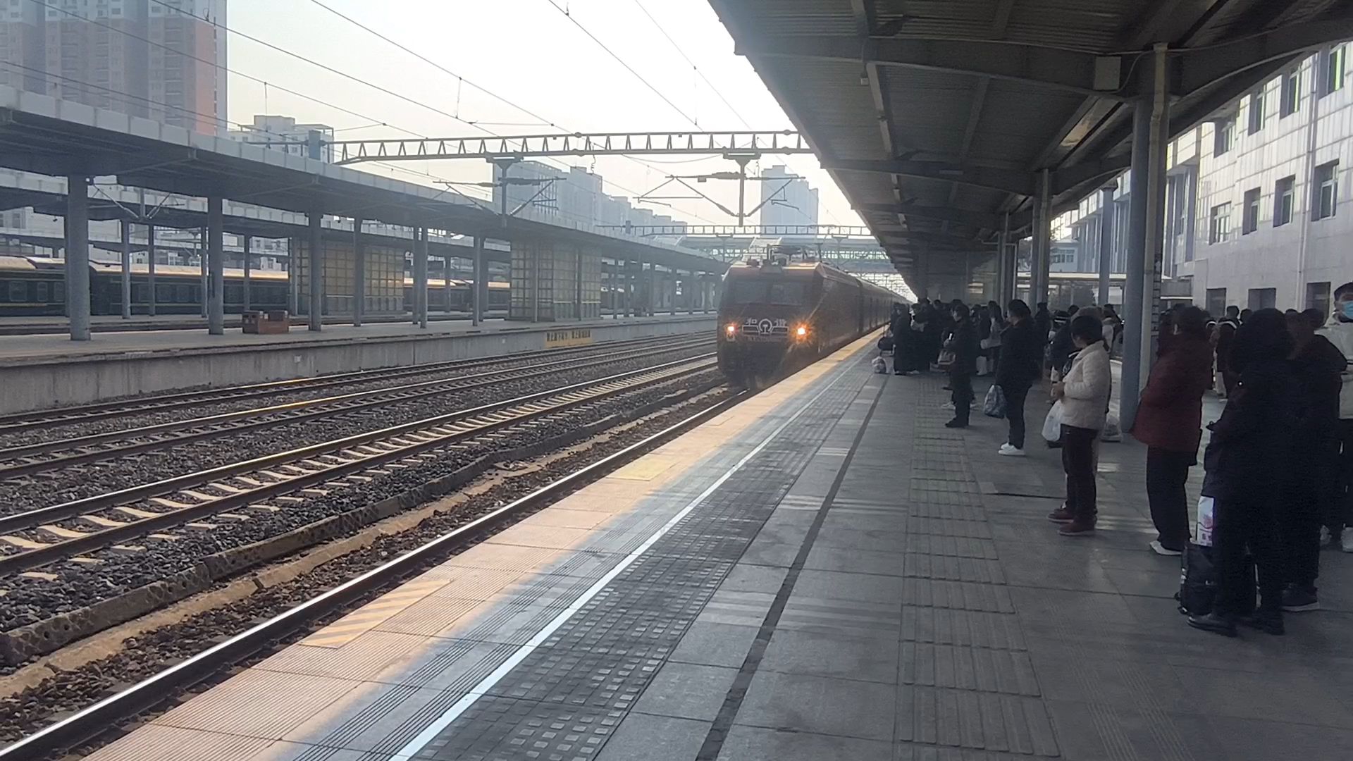 京局京段HXD3D-0067牵引K22次列车进入漯河车站(带邮政车)