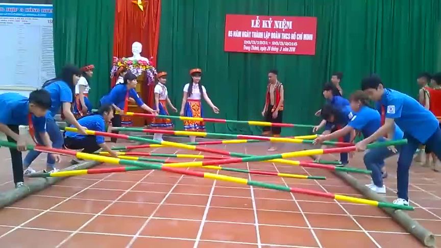 少数民族的竹竿舞表演,动作优美好看,节奏感十强