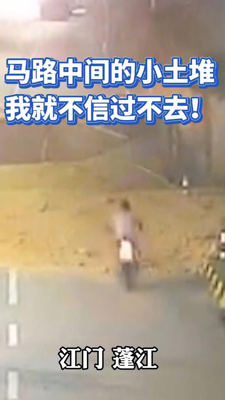 ...沙车侧翻路过摩托车竟撞入沙堆中#】近日,江门一辆重型半挂牵引车...