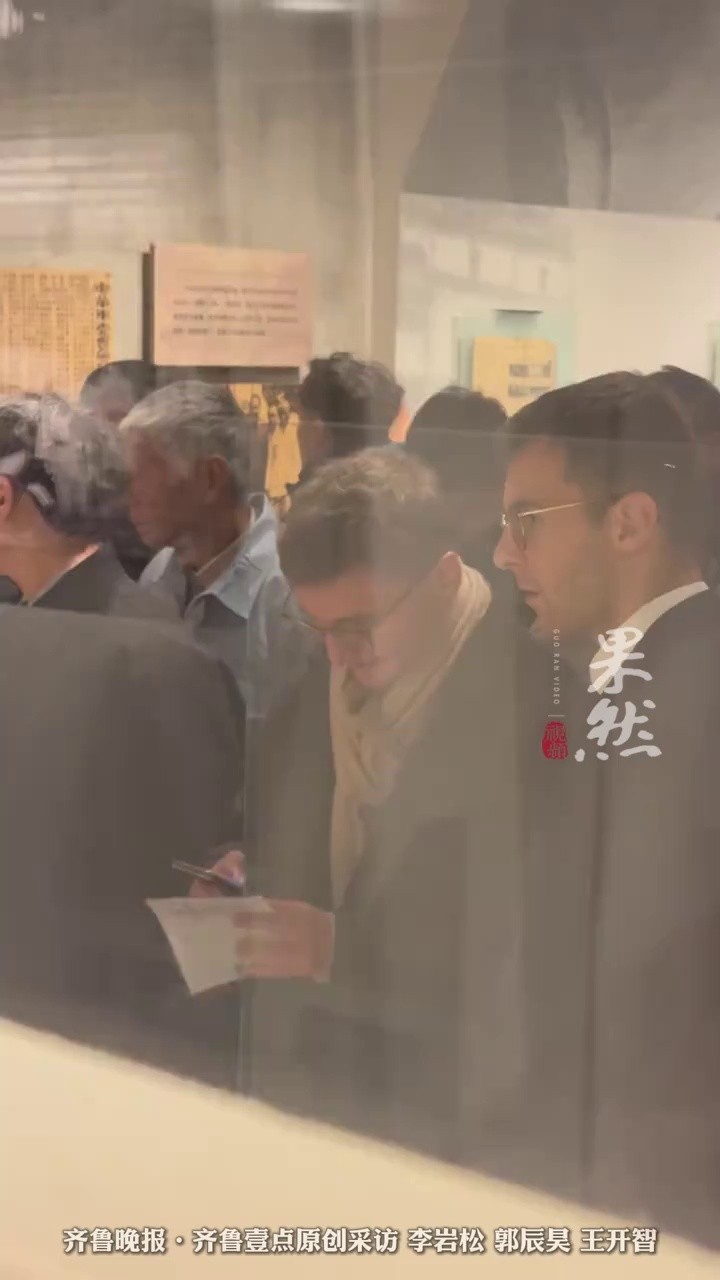 ...在现场,马库斯展示了他们目前用AI技术修复的一些照片的电子文件。...