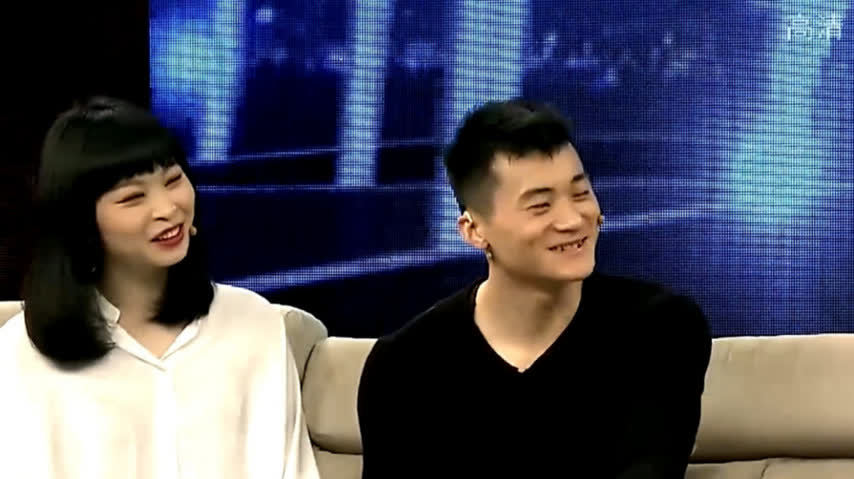 女子现场表演钢管舞,技惊四座,引得观众欢呼不已丨大王小王