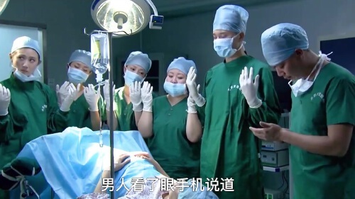 孕妇生孩子还要掐准时间,医生护士在一旁等待着!