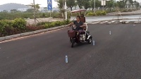 老奶奶练习骑电动三轮车