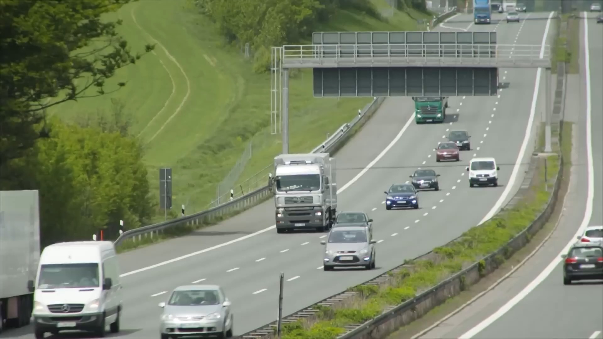 奔驰卡车牵引超长全挂车道路测试(英语版)
