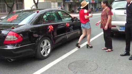 湖北一姑娘才30岁,不顾父母反对,非要远嫁广西,新郎第一次结婚