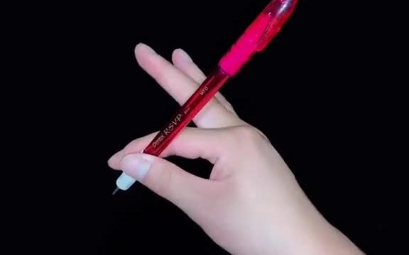 普通中性笔就可以,玩出转笔的招式,不信你试试