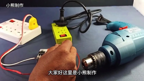 小伙用几块钱的成本制一个2000瓦的稳压器比买的划算多了稳压器