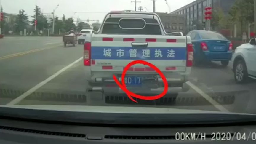 枣庄市一城市管理局车辆涉嫌遮挡号牌 相关部门正在调查