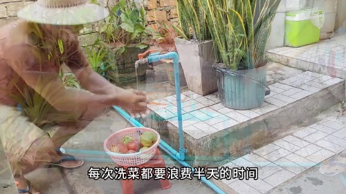 男人用pvc管与饮料瓶就制作了