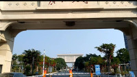 一所大学的校门，在设计上很有广西的元素