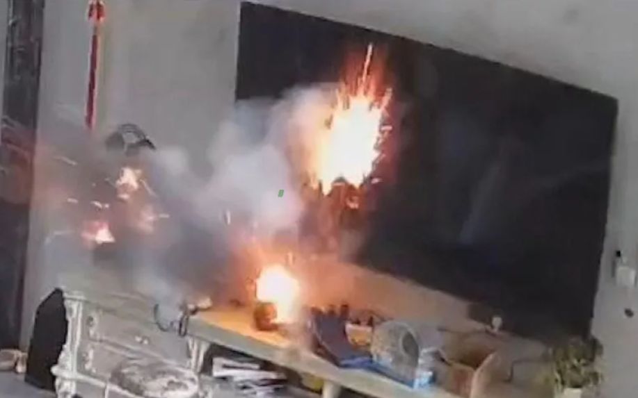 手机充电器爆炸瞬间曝光!女主人:烧死了仓鼠,差点酿成了大祸