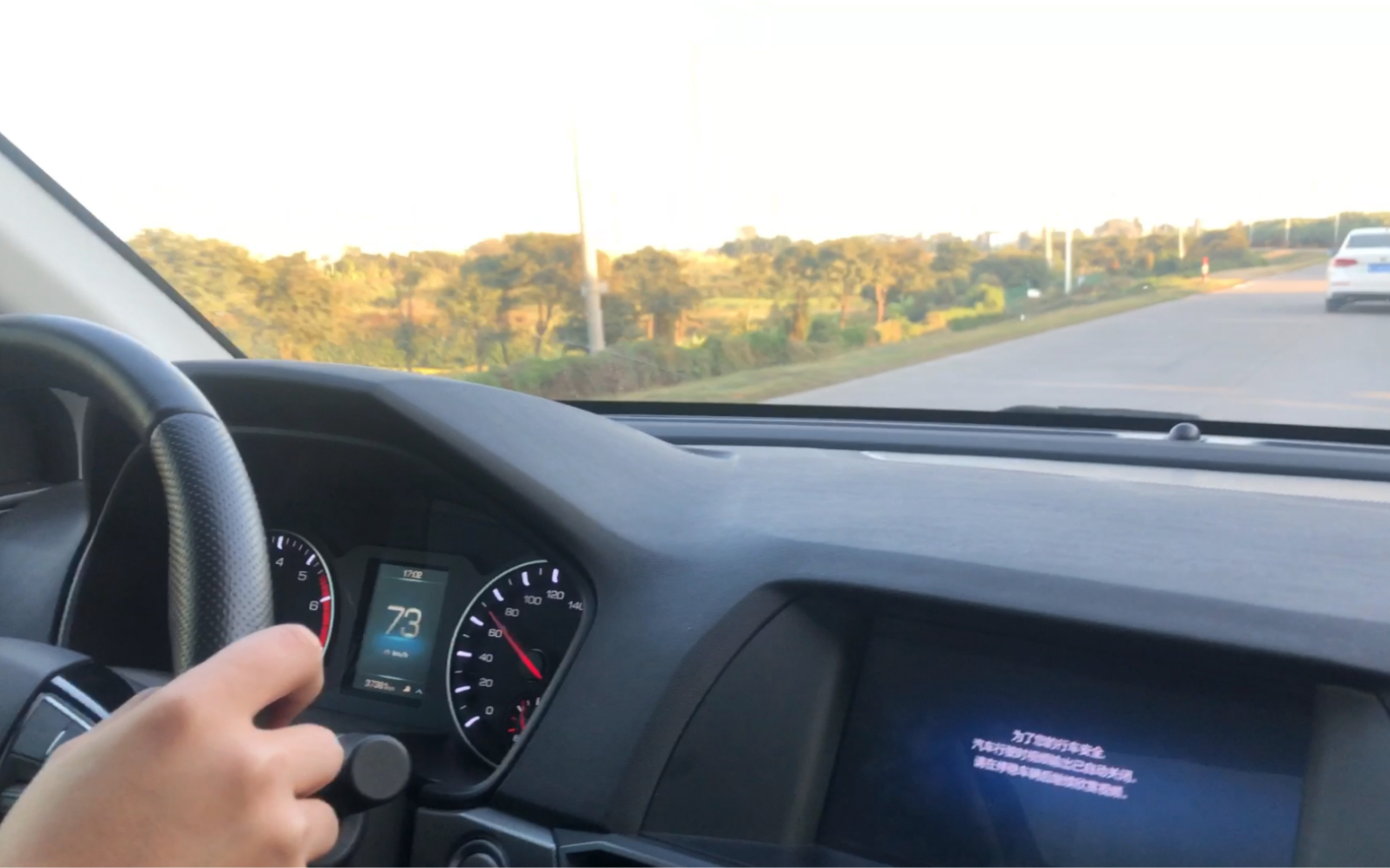 体验H6老款运动版的拨片换挡,同时打开运动模式