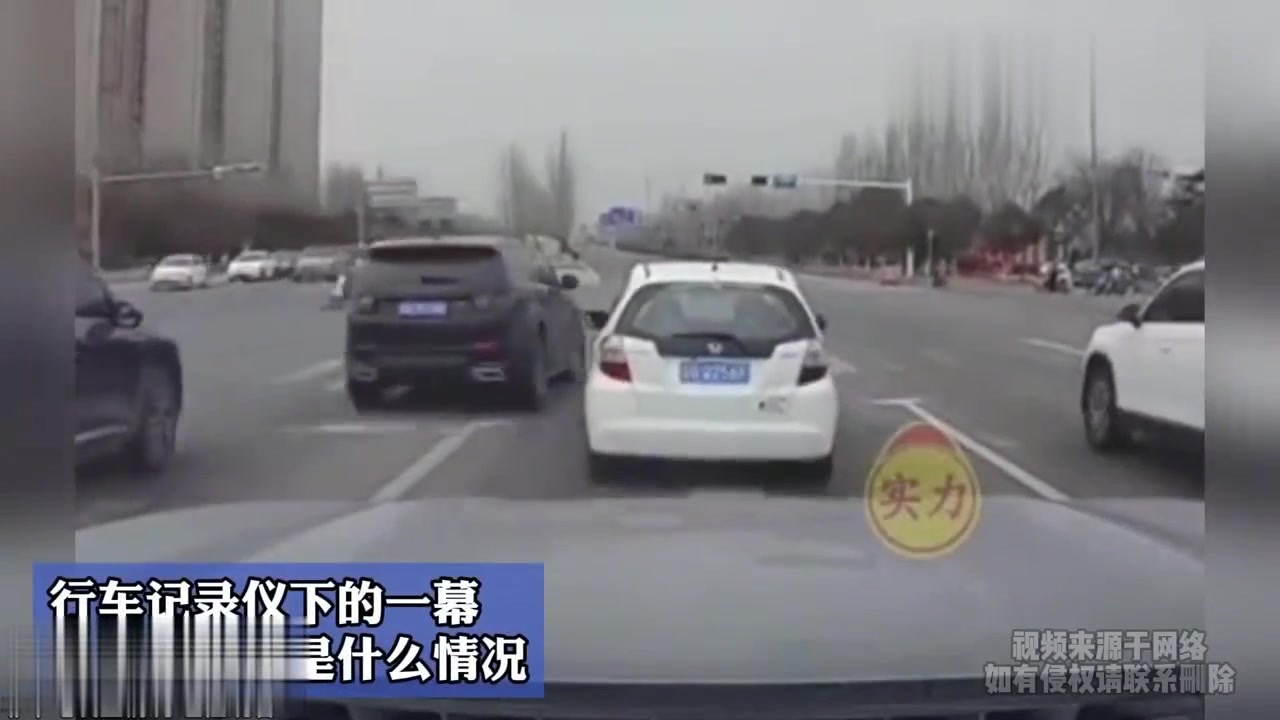 行车记录仪下的一幕,这辆路虎车是什么情况