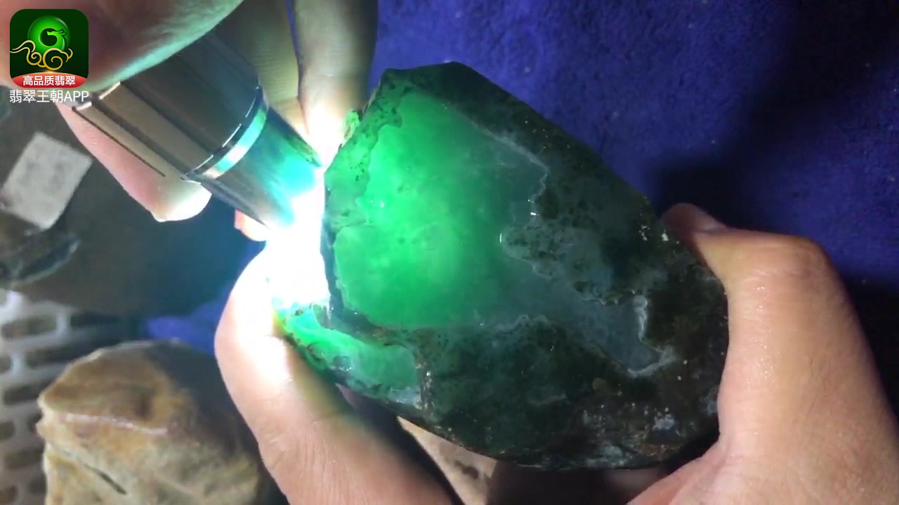 翡翠王朝原石讲会卡场口晴底挂件牌子料压灯水长皮壳起油性