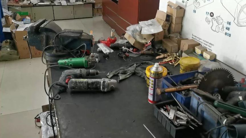 角磨机上切片容易爆片卡死夹板,分享小秒招,轻轻松松手扭下来