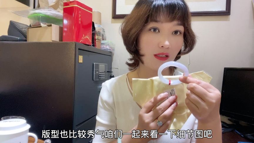 老板娘在线分享冰糯种紫罗兰翡翠手镯底子细腻干净水头足版型秀气