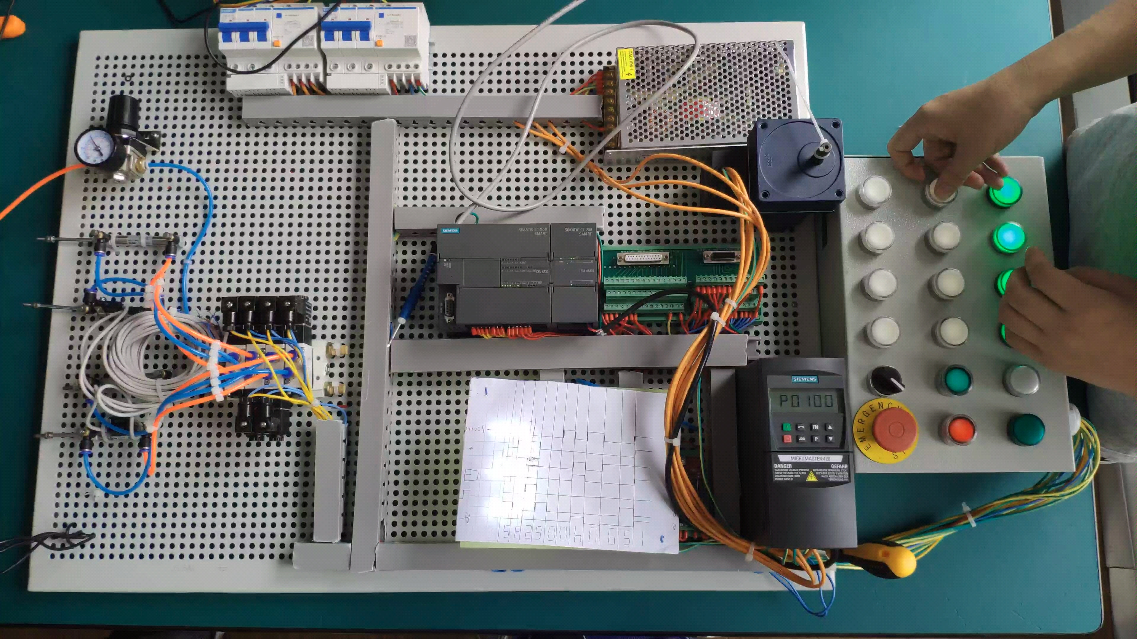 用西门子S7-200SMART PLC制作程序输入密码使电动机工作
