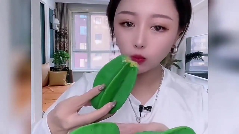 来一波香甜爽口的水果美食,姐姐还能吃出声控的声音,羡慕了吧