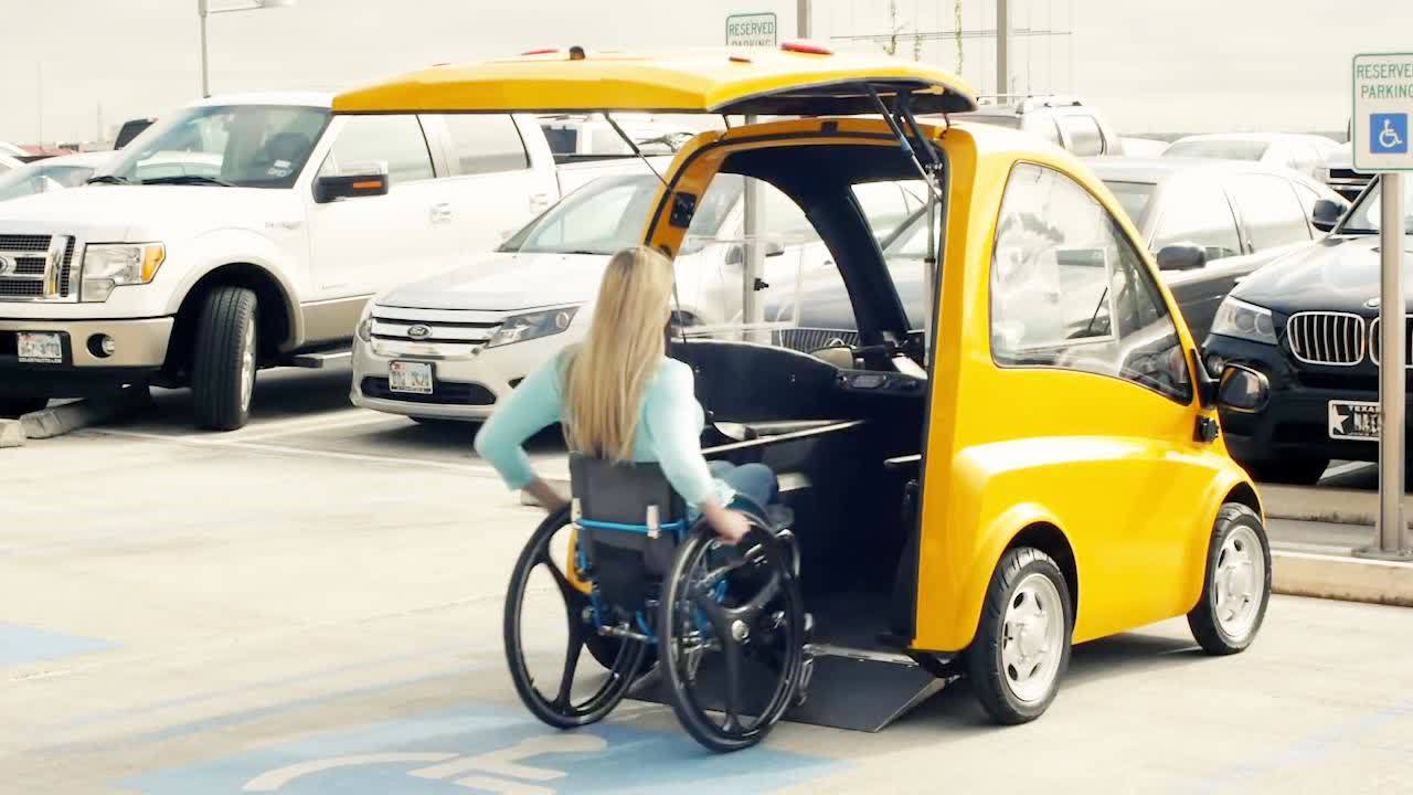 专为残疾人设计的电动车,轮椅直接变座椅,出行更方便