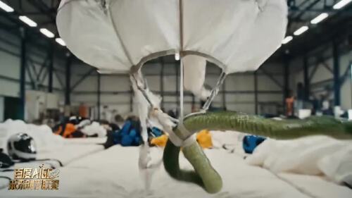 折叠伞变夺命蛇!备用降落伞暗藏杀机,你的救命装备安全吗?