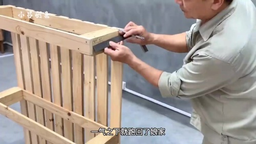 老师傅用随处可见的木板手工制作出了实木家具,造型独特美观
