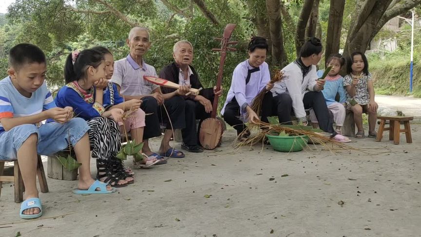 六月六,老人唱侗歌方式进行禁毒知识宣传