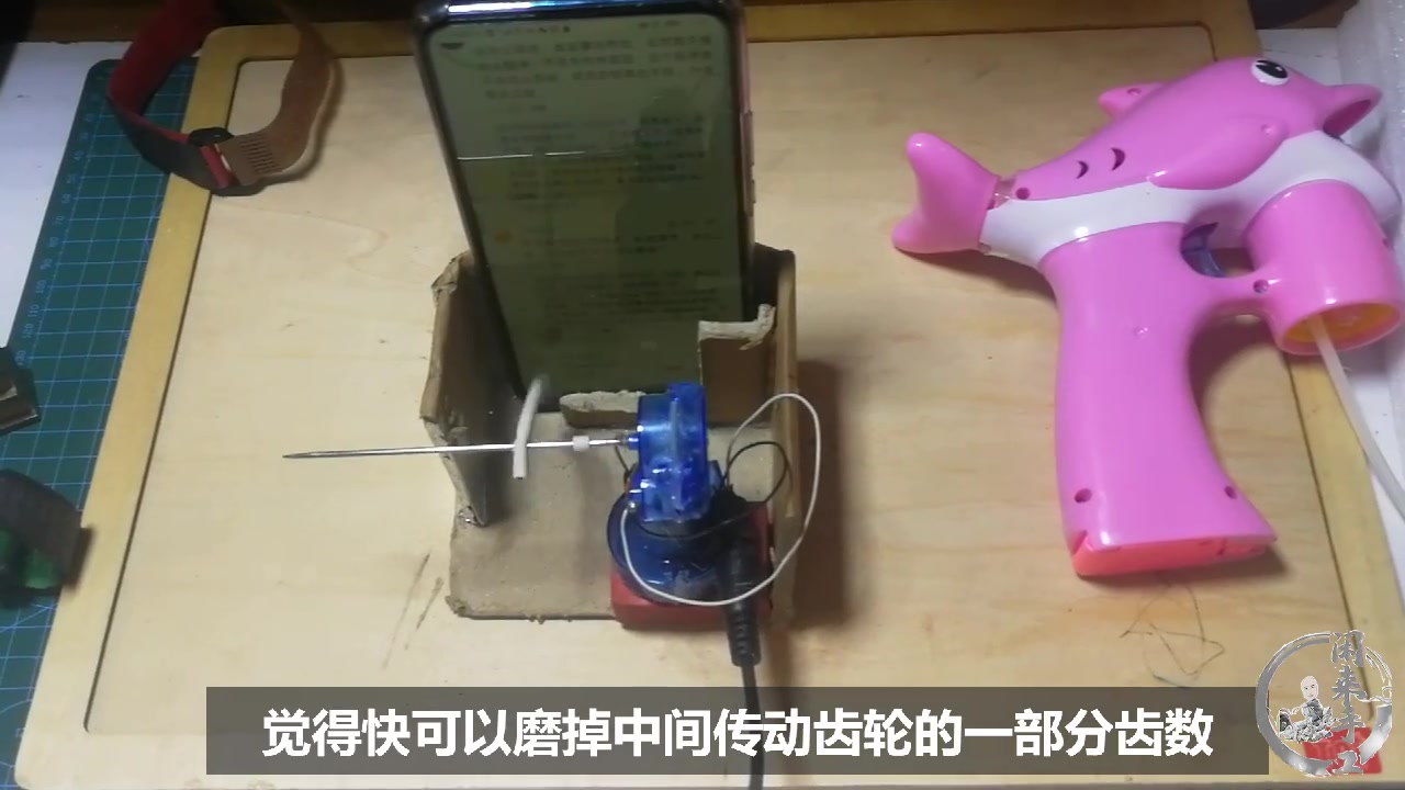 当在家闲得刷手机都不想动手的时候---就做一个手机滑屏神器