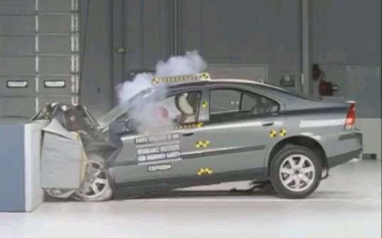 2002款沃尔沃S60 IIHS正面中等重叠面碰撞测试