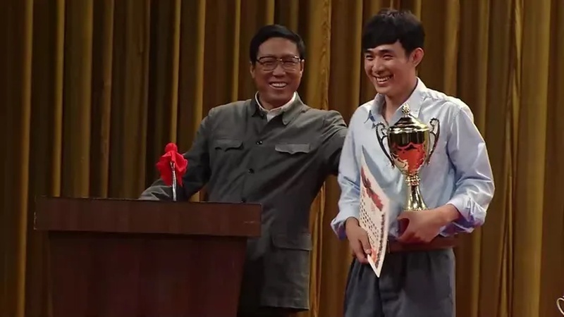 春华秋实:学校召开表彰大会,好哥们儿被全校表扬,自己却被批评
