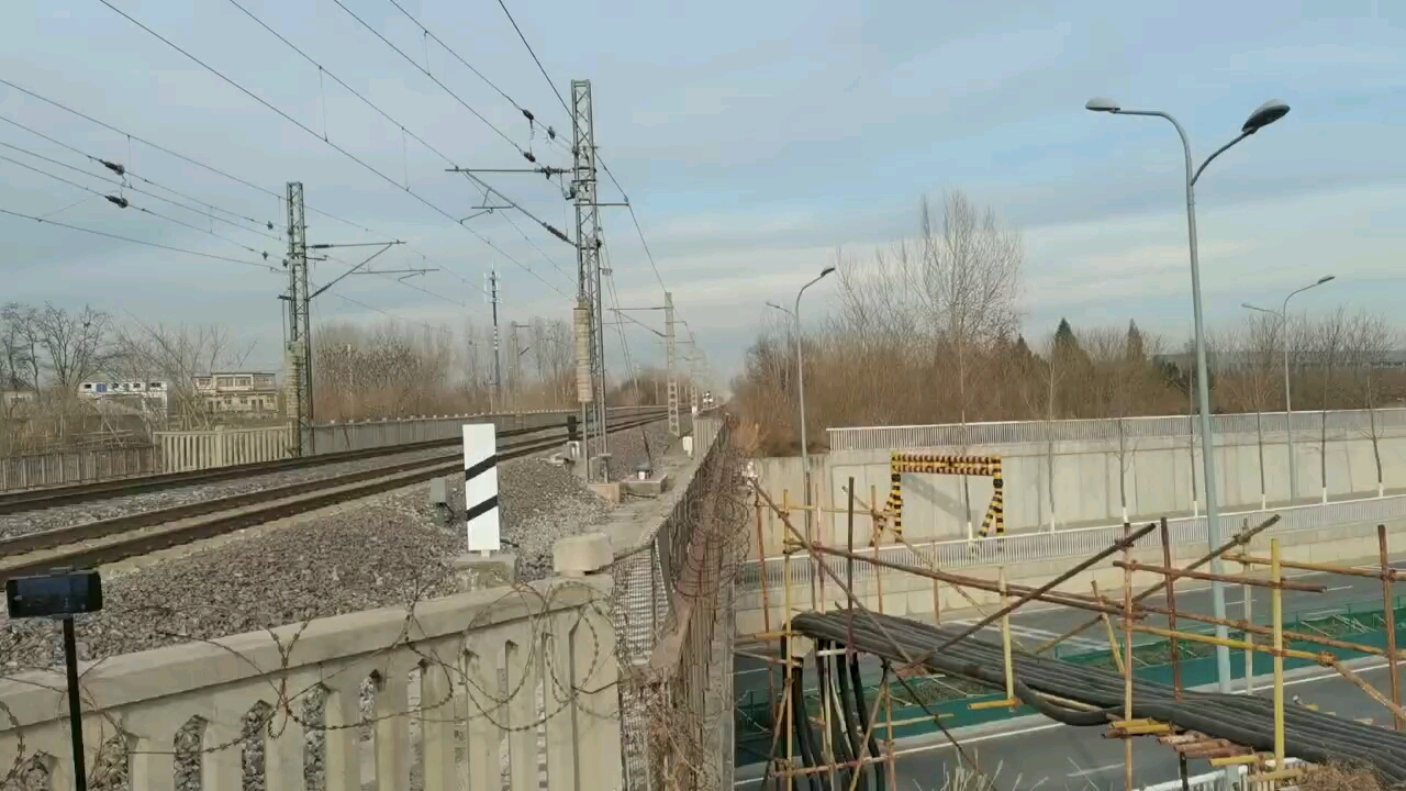 T167次列车通过 此视频已获得原作者授权