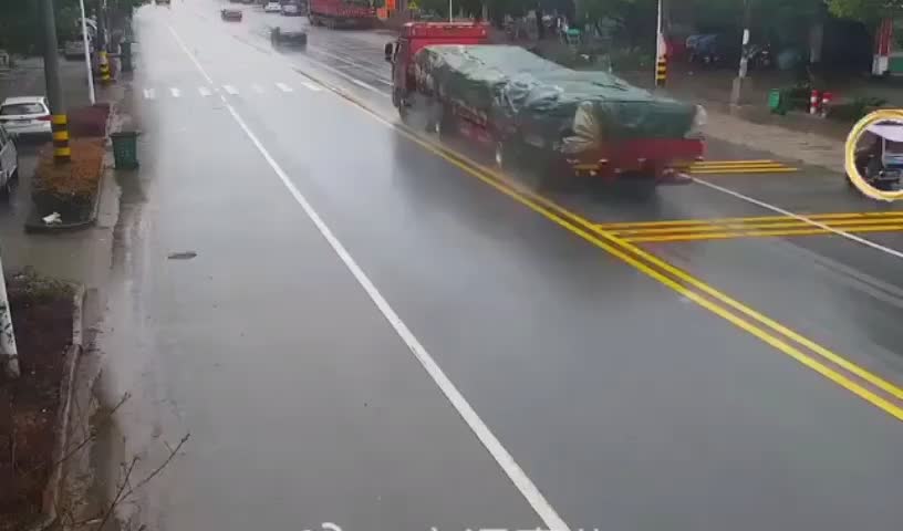 一念之差就是生离死别,骑电动车过马路一定不要随心所欲!#交通安全