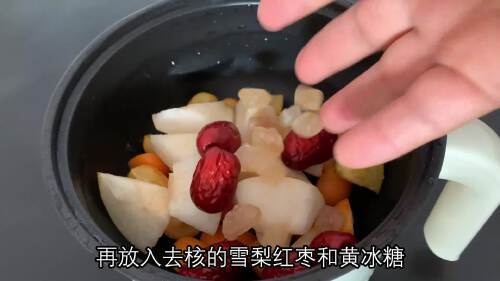 用金桔和雪梨煮水!