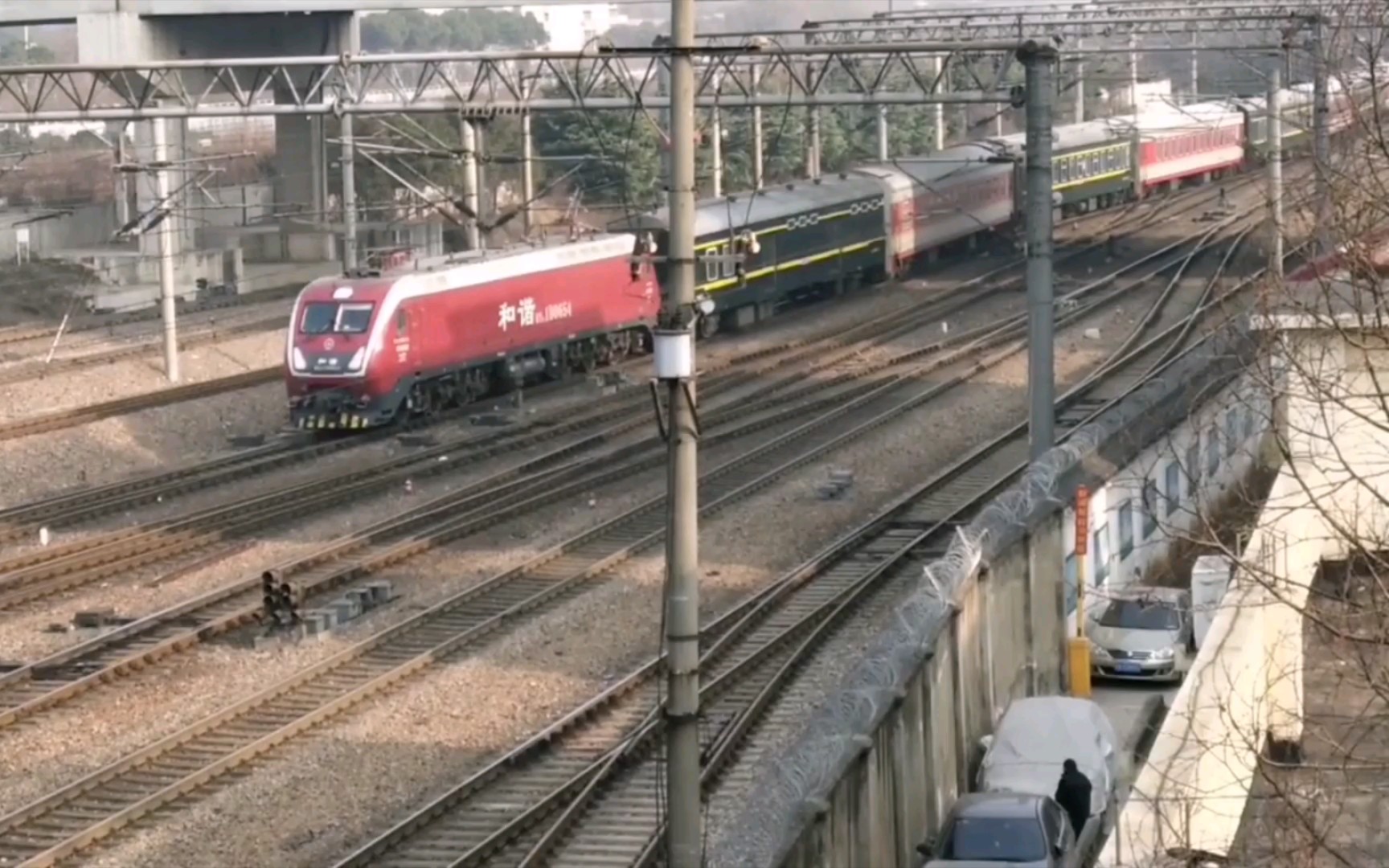 京沪线:郑局郑段HXD1D 0654牵引K234次列车进南京站 还有多节红皮...