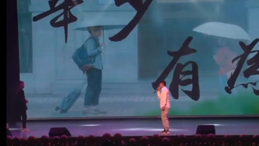 孩子在学校元旦晚会上的表演