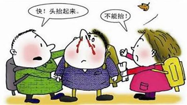 流鼻血该不该仰头?正确答案在这里,萱萱教你正确止血姿势