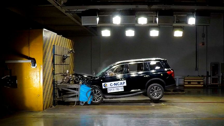 看看传祺GS8以时速64公里正面40%偏置碰撞后会发生什么