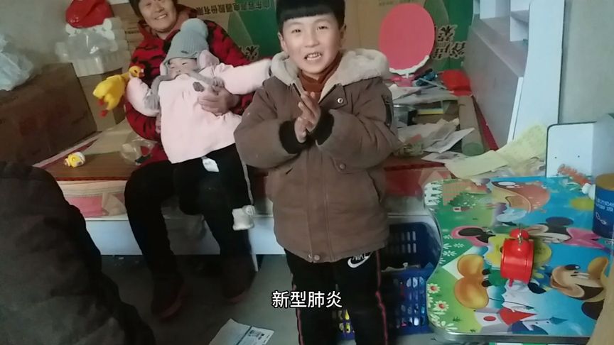 防疫期间不能出门,老师给学生留什么学习任务,妈妈比儿子学的快