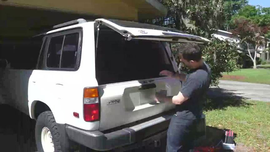 发现很多美国人都喜欢在后备箱装个箱子,这次轮到兰德酷路泽了