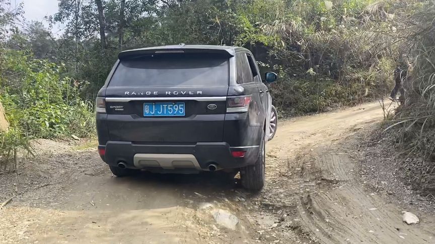 几大硬派越野车挑战成佛坡,路虎车主脸都吓白了,汉兰达不战而退